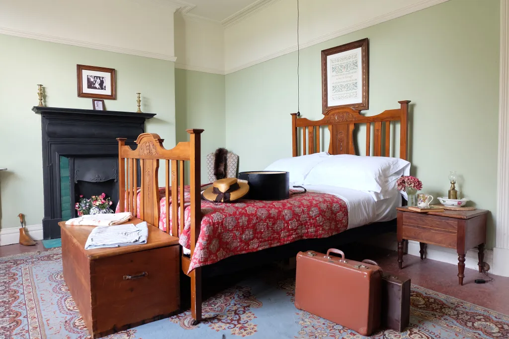 Rooms - Birthplace and heritage home of Welsh writer Dylan Thomas